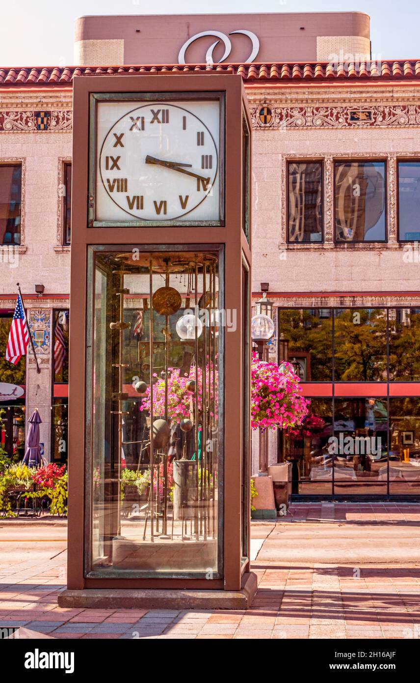 Clock on Nicollet Mall at 11th Street & Nicollet Ave Stock Photo - Alamy