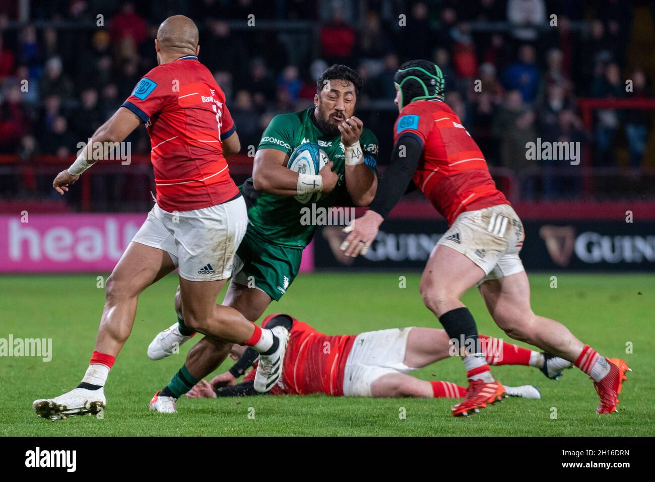 Bundee AKI of Connacht tackled by Chris CLOETE of Munster and Simon ...