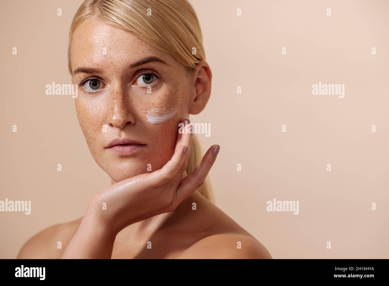 Facial cream hi-res stock photography and images - Alamy