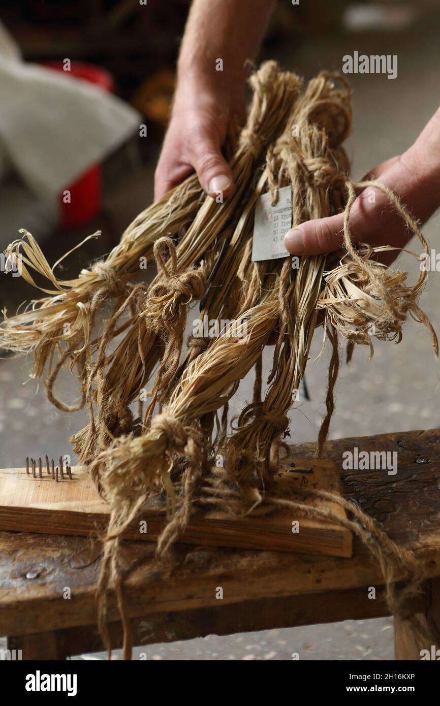 Braiding dry leaves hi-res stock photography and images - Alamy