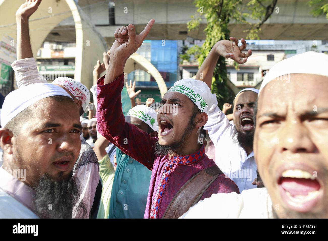 Members of the Islamist party Islami Andolan Bangladesh shout slogan as ...