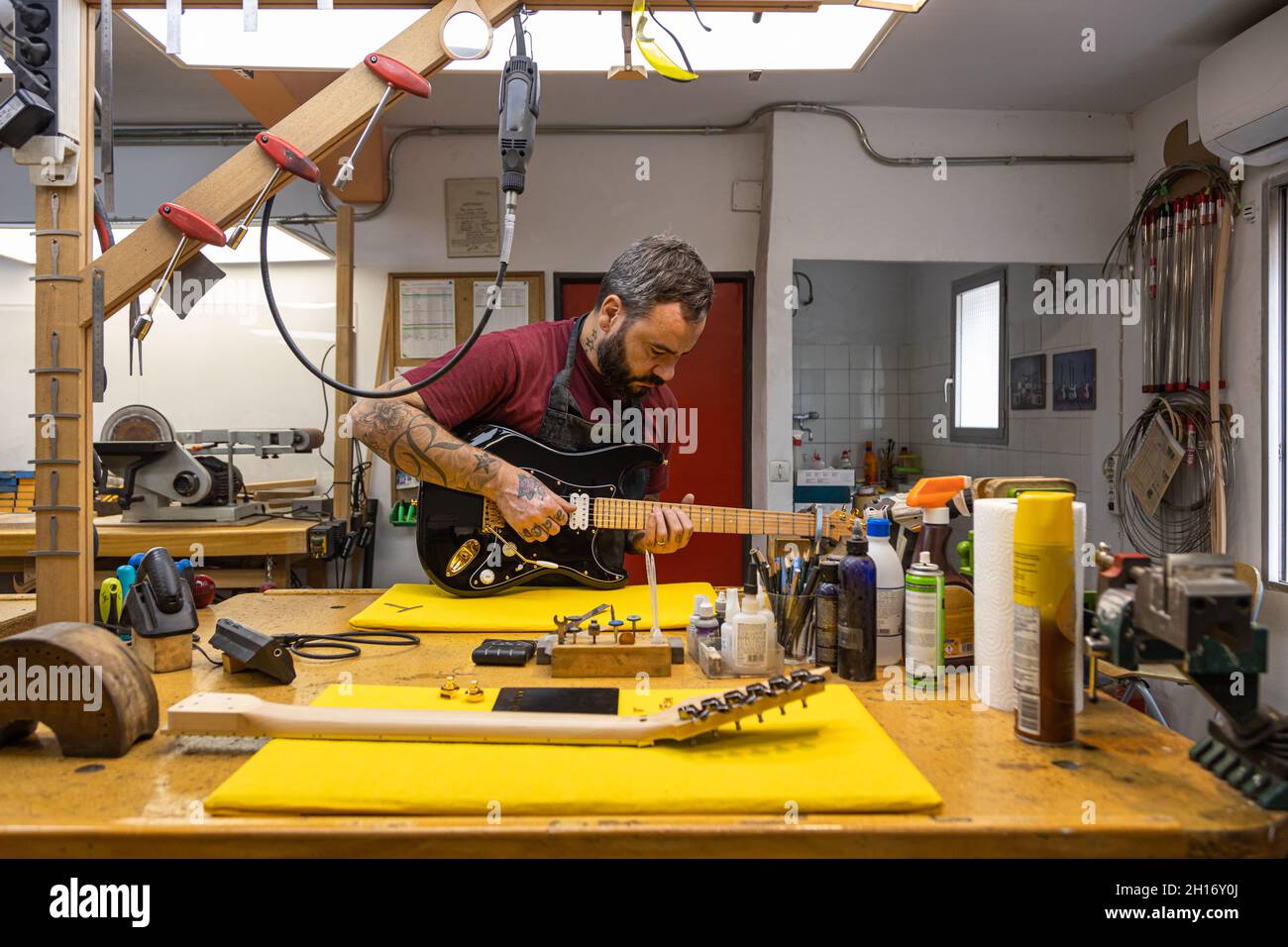 Man guitar garage hi-res stock photography and images - Alamy