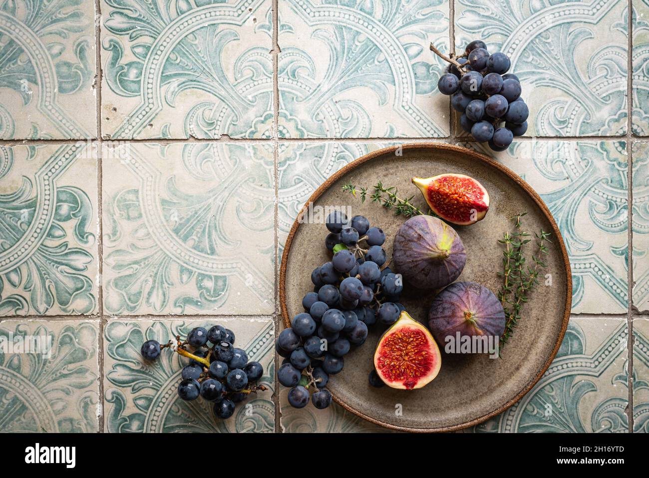 fresh figs on plate on tile background, top view Stock Photo - Alamy