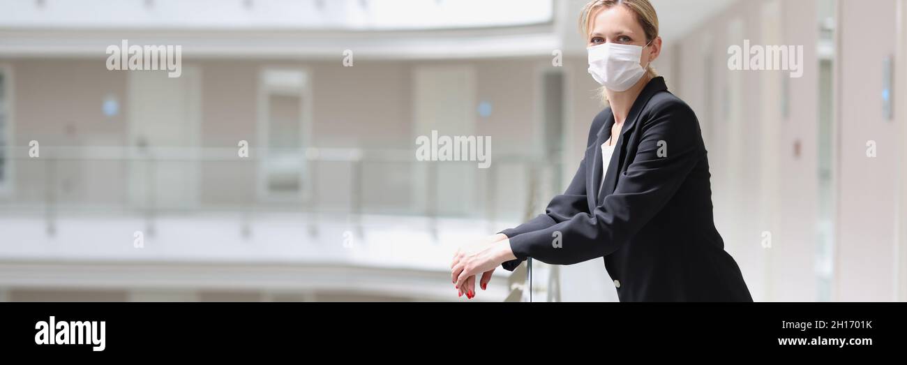 Woman medical face mask stands hi-res stock photography and images - Alamy