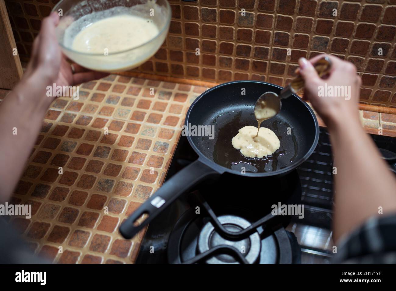 Lady frying cooking oil hi-res stock photography and images - Alamy