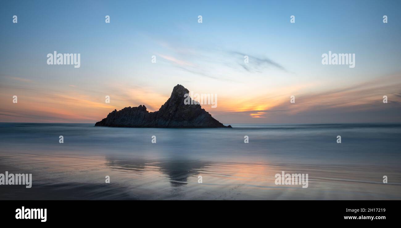 Long exposure image of Karekare beach at sunset, Waitakere, Auckland ...