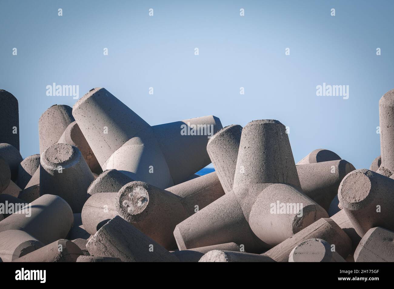 The stone tetrapods on the beach during the beach Stock Photo - Alamy