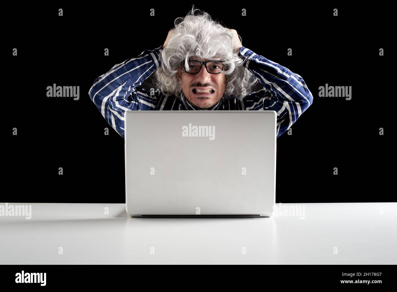 Old man confused computer hi-res stock photography and images - Alamy