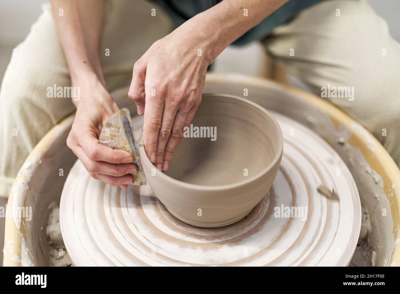 Hands doing pottery hi-res stock photography and images - Alamy