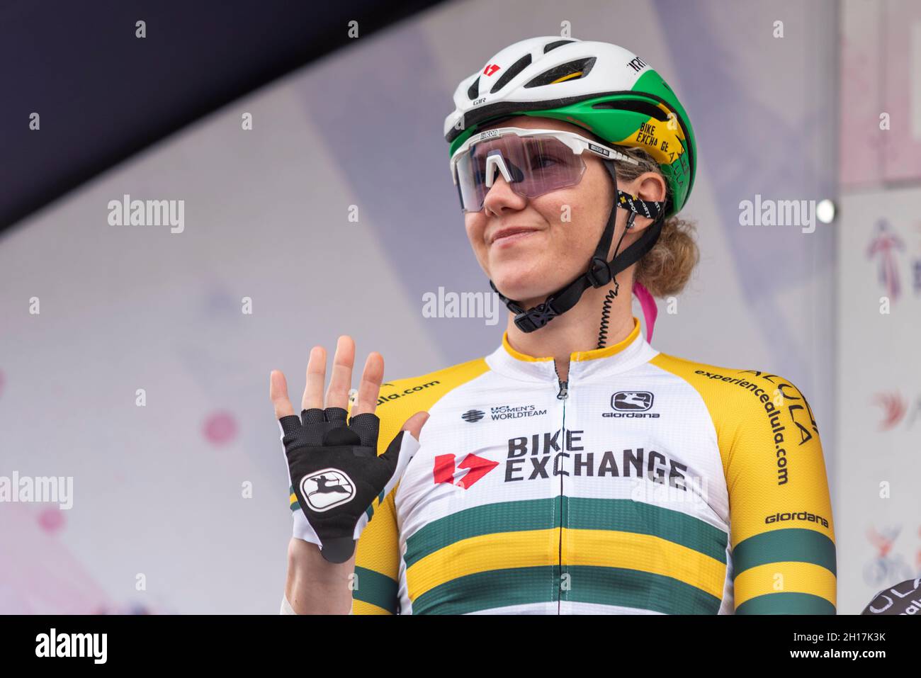 Sarah Roy of team BikeExchange preparing to race the AJ Bell Women's ...