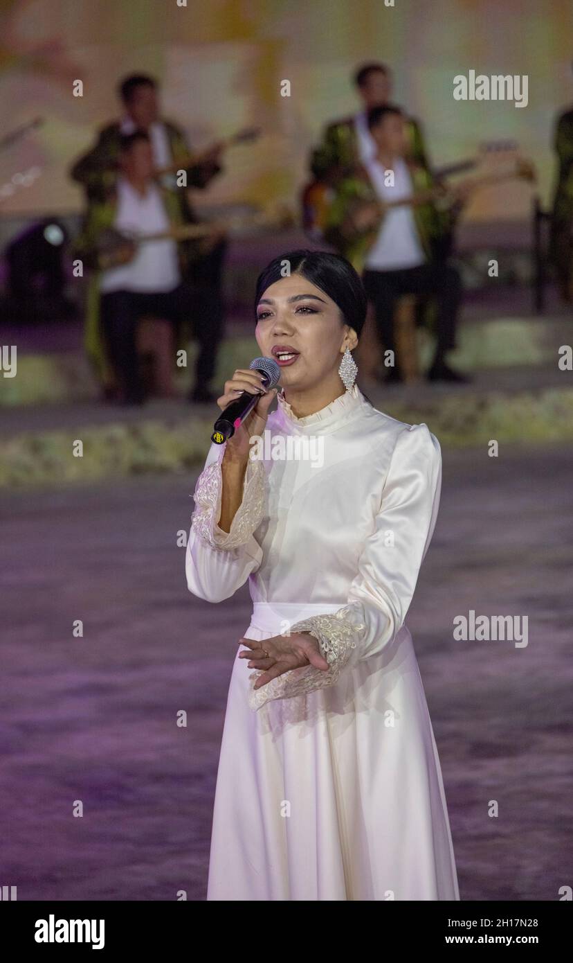 Woman singer international singer hi-res stock photography and images ...