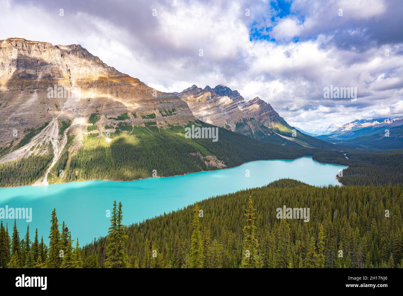 Mountain landscape with Mount Patterson at Peyto Lake - Canada, Alberta ...