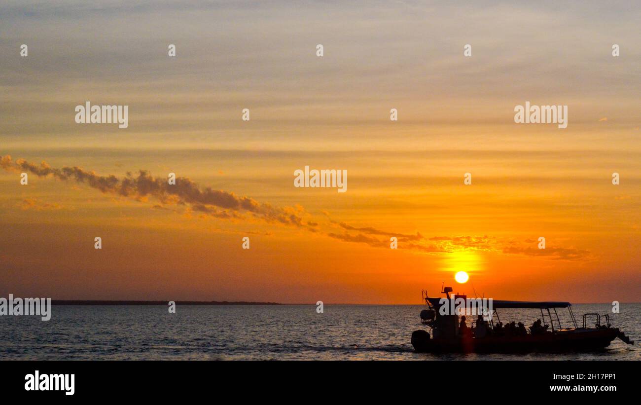 Beautiful sunset at Mindil beach, Darwin, Australia Stock Photo - Alamy