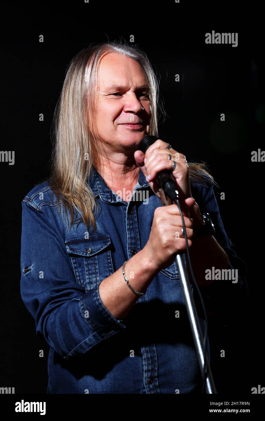 Rock singer long hair hi-res stock photography and images - Alamy