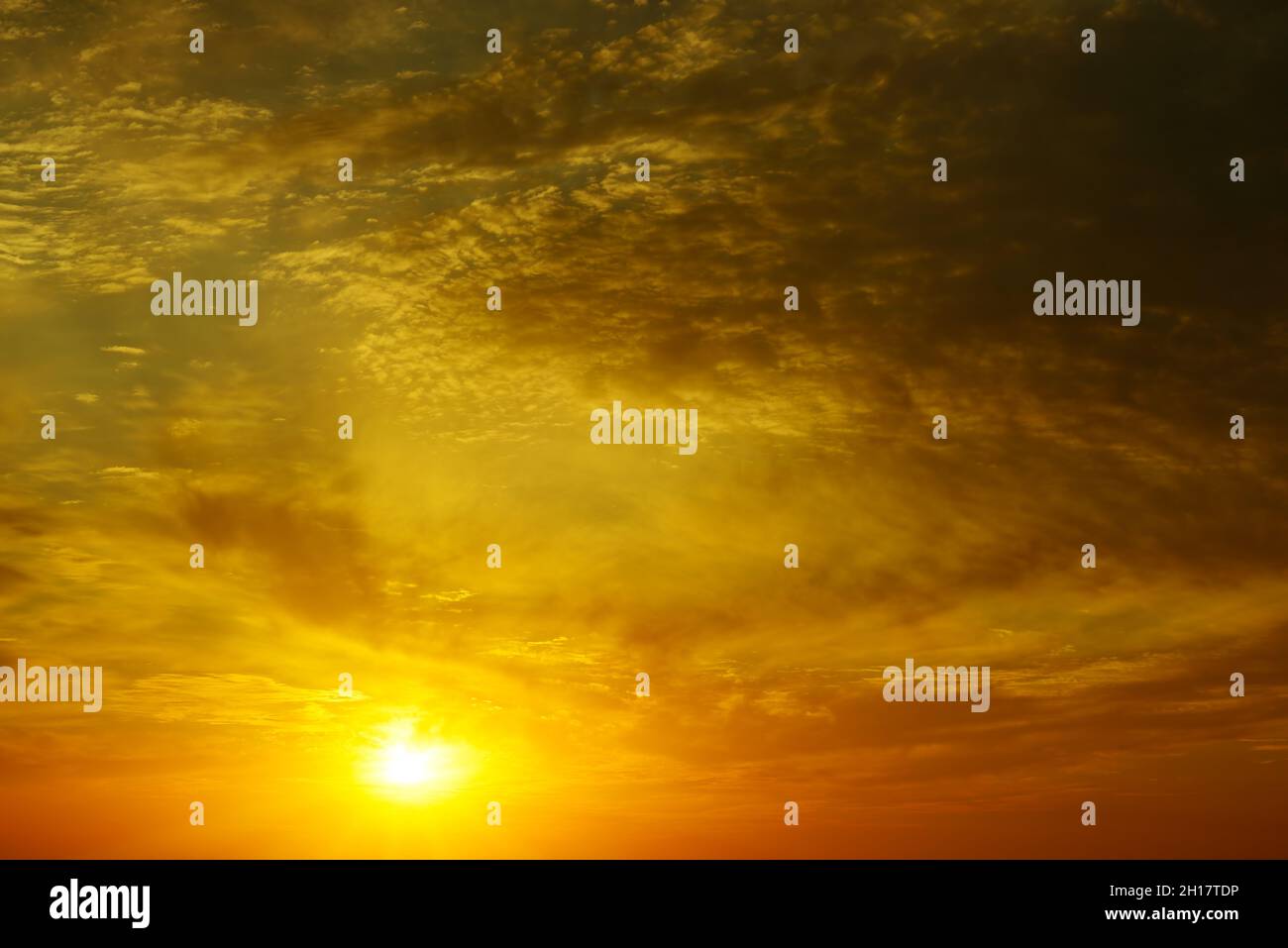 Golden cloud skyscape hi-res stock photography and images - Alamy