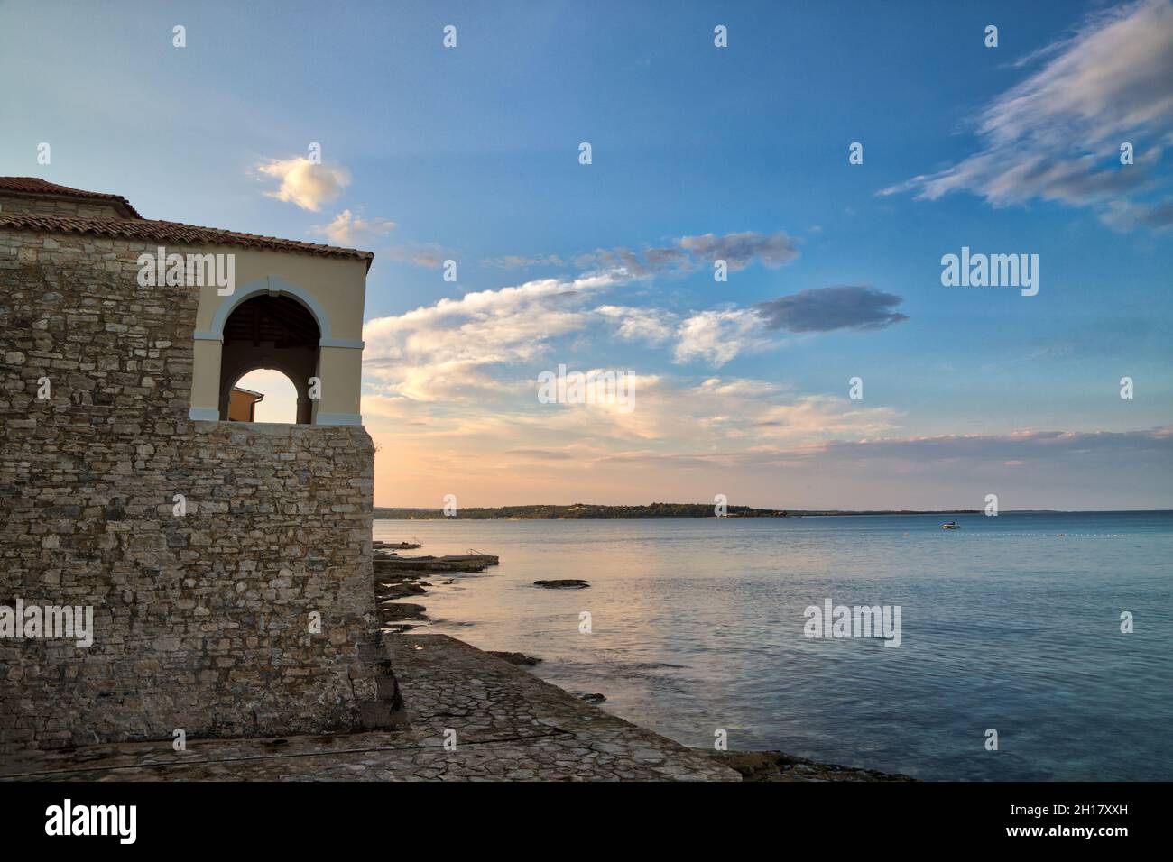 Street and houses of old town of Novigrad in Croatia Stock Photo - Alamy