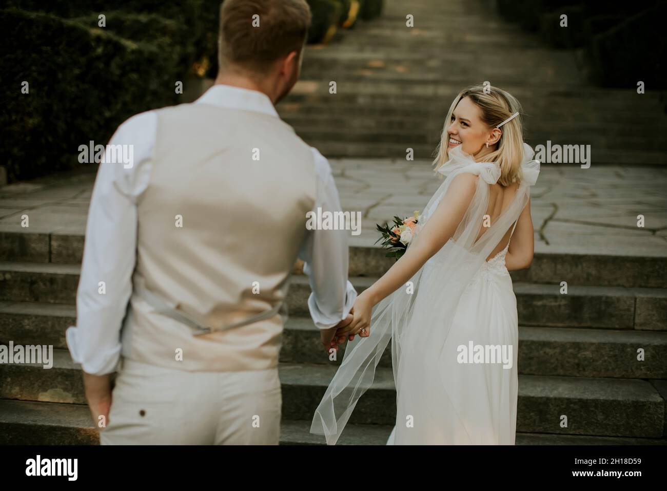 Young wedding couple rear hi-res stock photography and images - Alamy