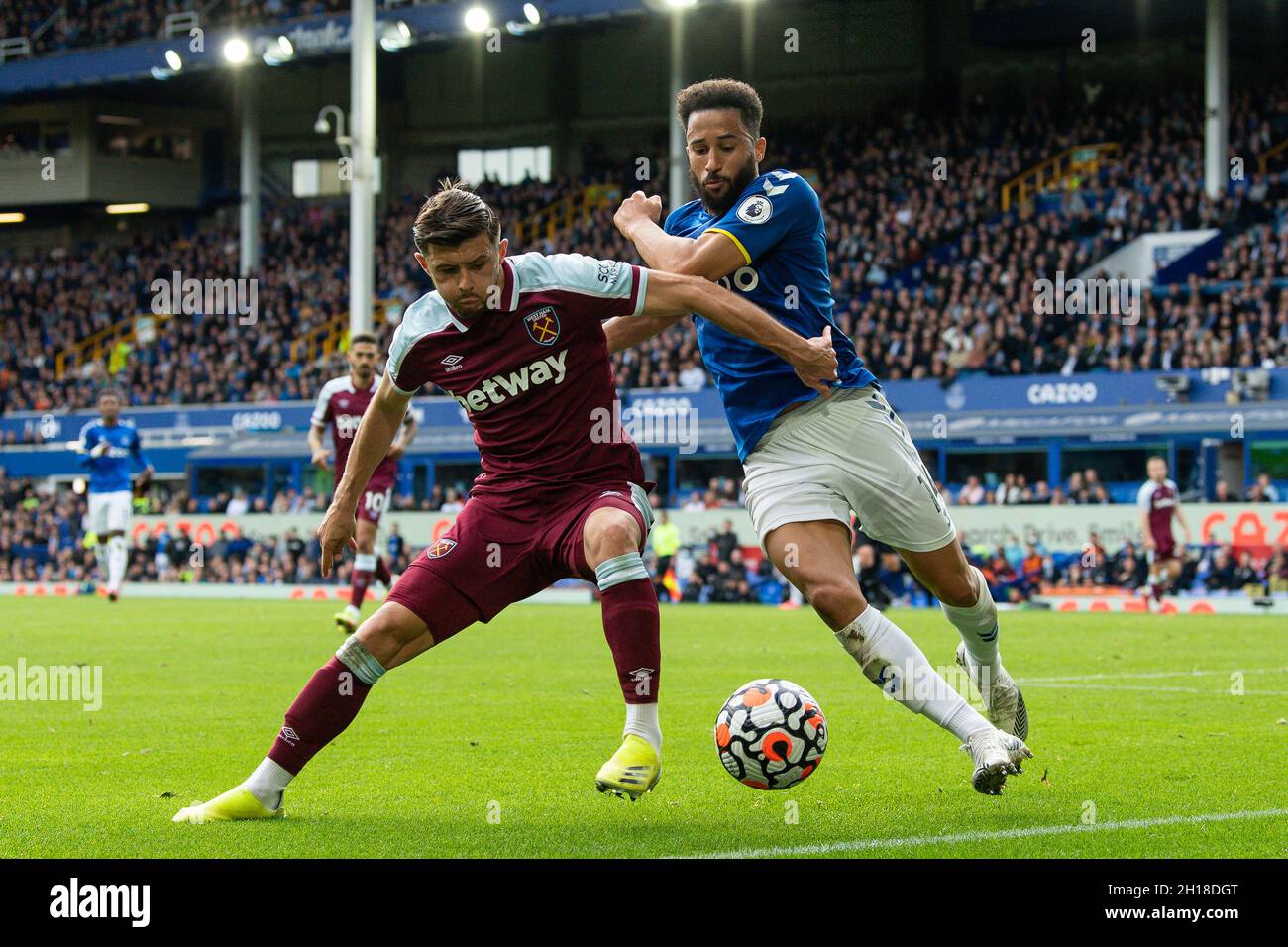 Aaron Cresswell #3 of West Ham United and Andros Townsend #14 of Everton battles for the ball in ...