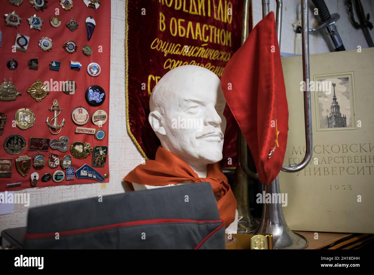 Moscow, Russia - 04 October 2021, Plaster heads of Lenin is sold at a ...