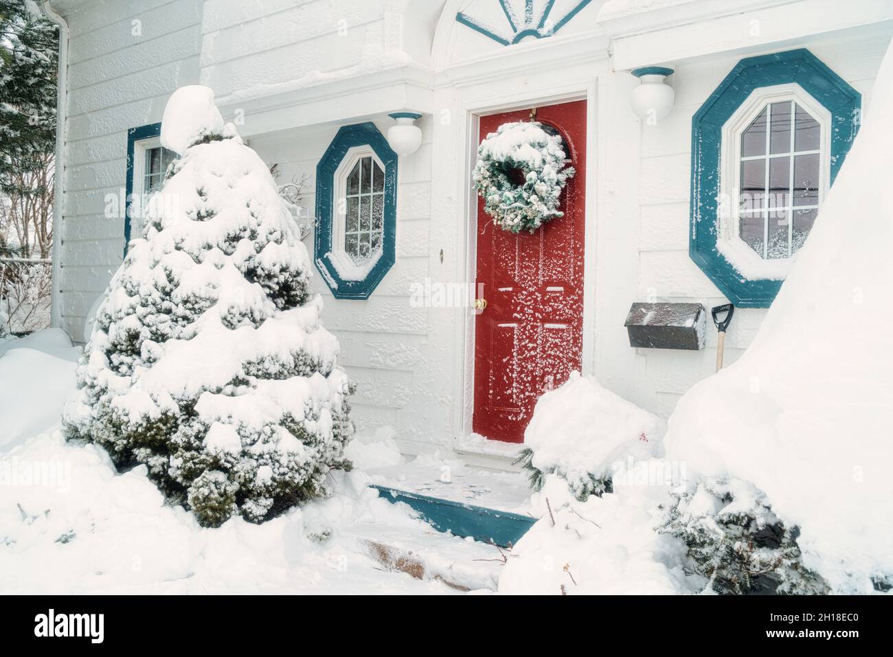 Snow covered house front yard hi-res stock photography and images - Alamy