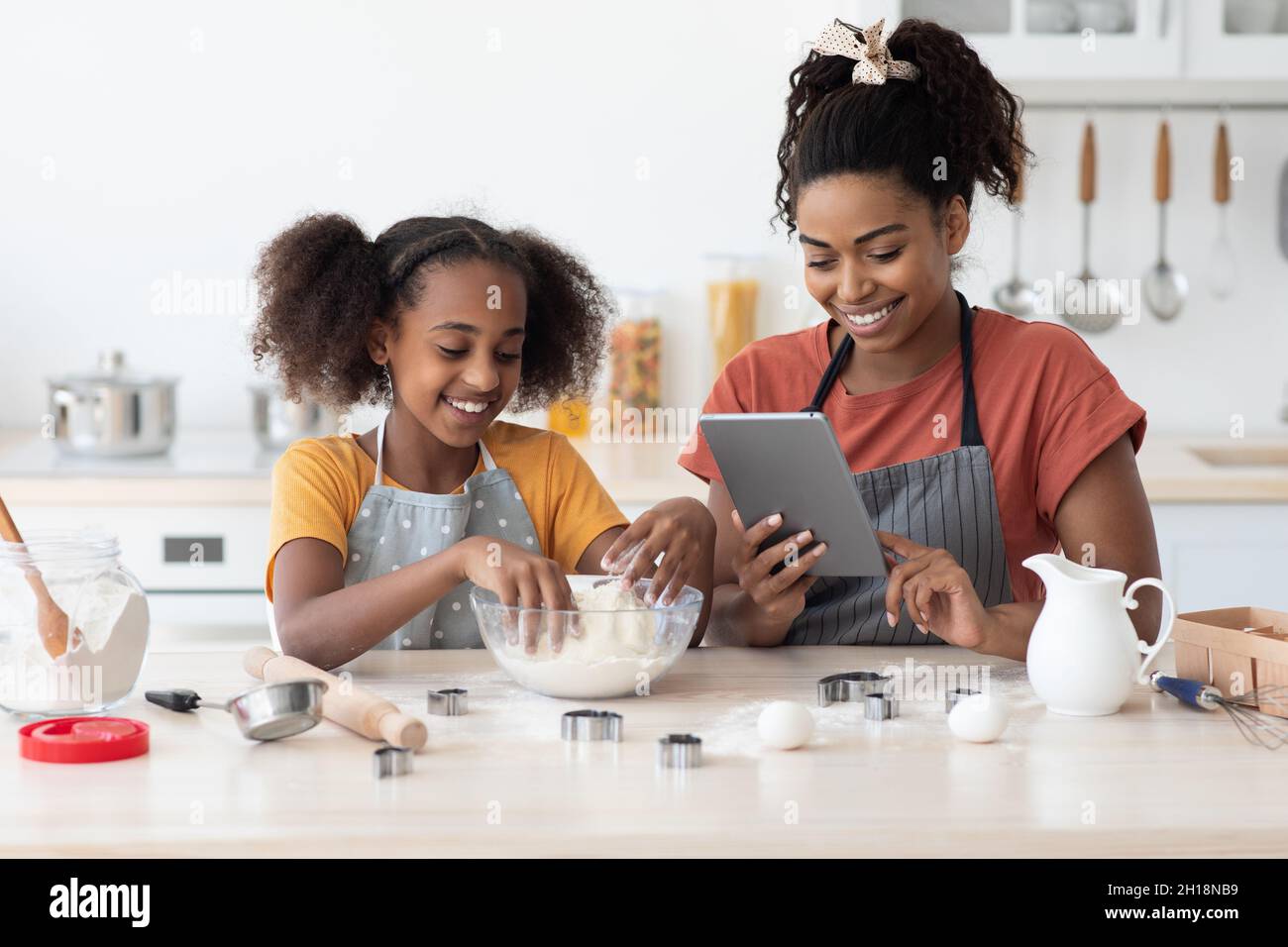 Black family baking cookies together hi-res stock photography and ...