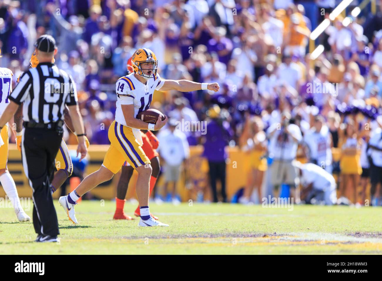 Baton Rouge, USA. 16th Oct, 2021. LSU Tigers quarterback Max Johnson ...