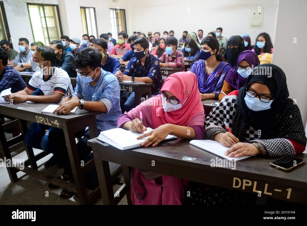 Dhaka, Bangladesh. 17th Oct, 2021. Dhaka University students wearing ...