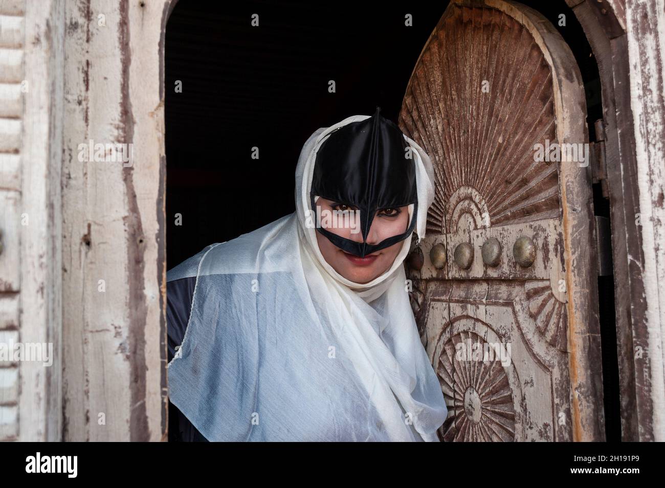 People wearing masks front doors hi-res stock photography and images ...