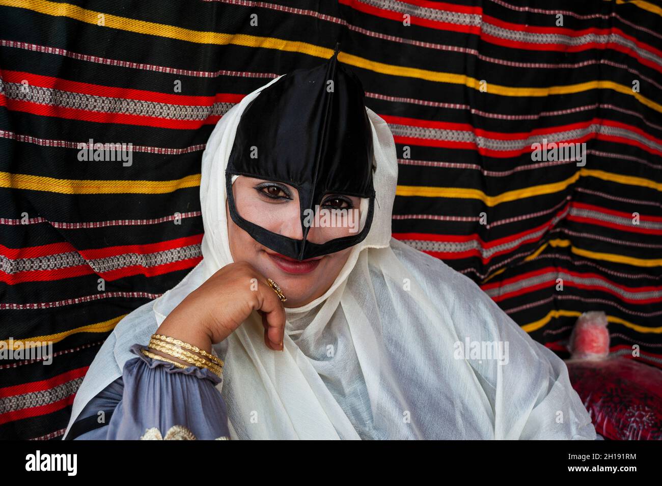 Portrait of a Bedouin woman wearing a traditional face mask. Wahiba ...
