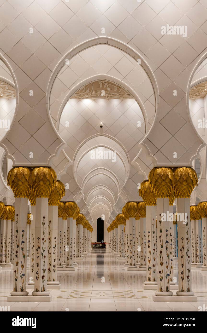 Glowing bright columns in the Sheikh Zayed Grand Mosque at night ...