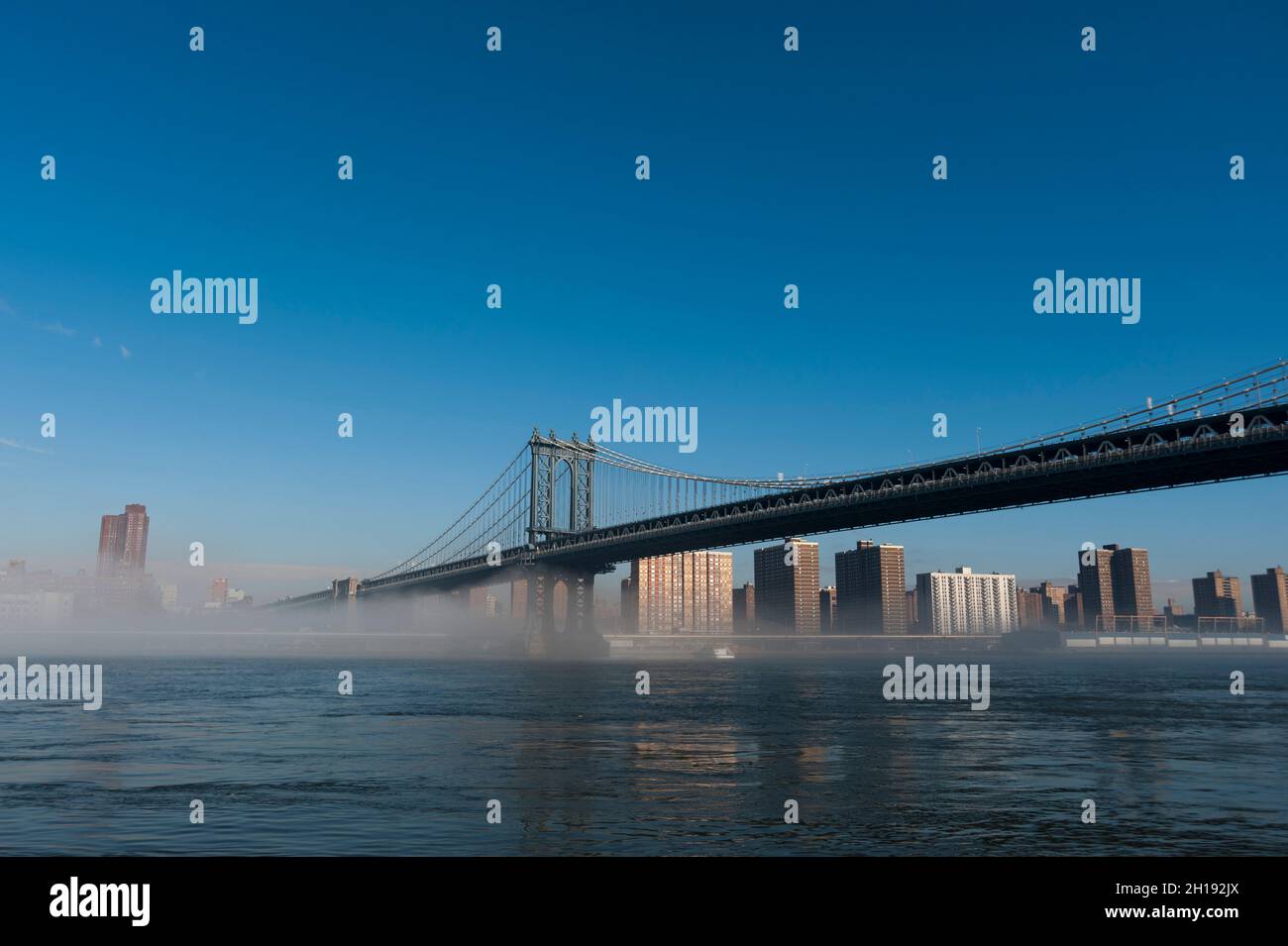 Manhattan bridge in the morning mist Stock Photo - Alamy