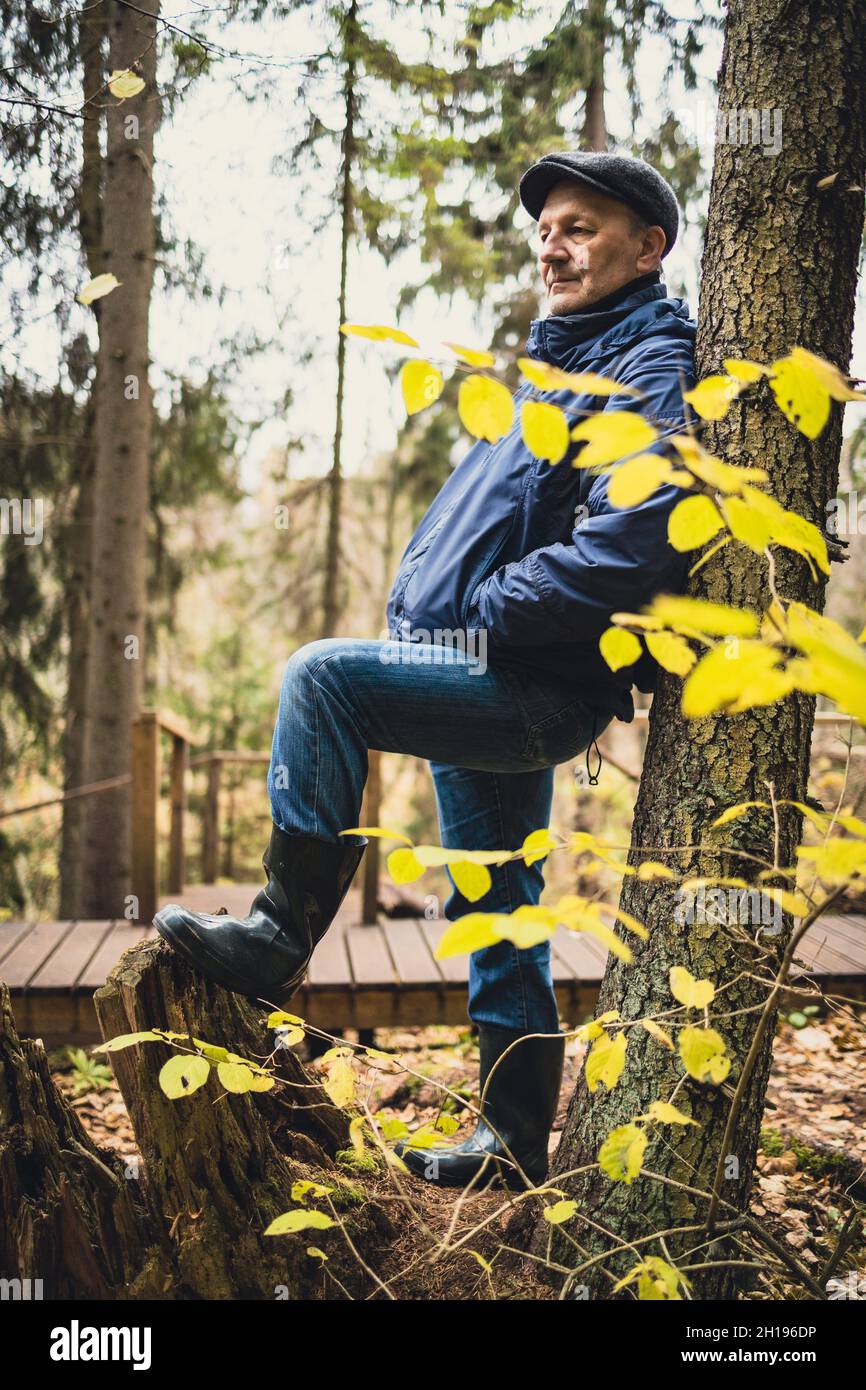 Couple leaning on a tree hi-res stock photography and images - Alamy