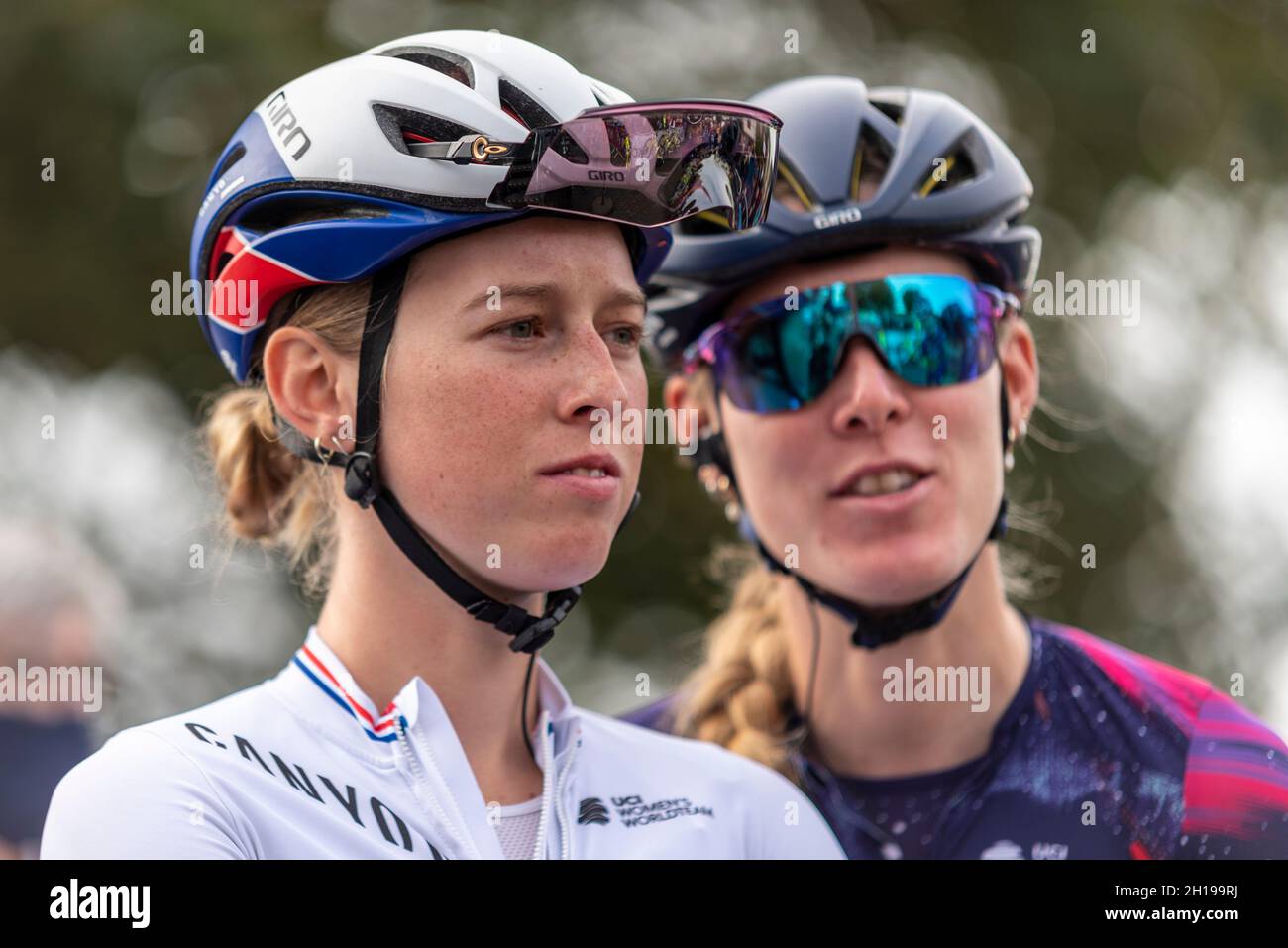 Alice Barnes and Hannah Barnes of Canyon SRAM preparing to race the AJ ...