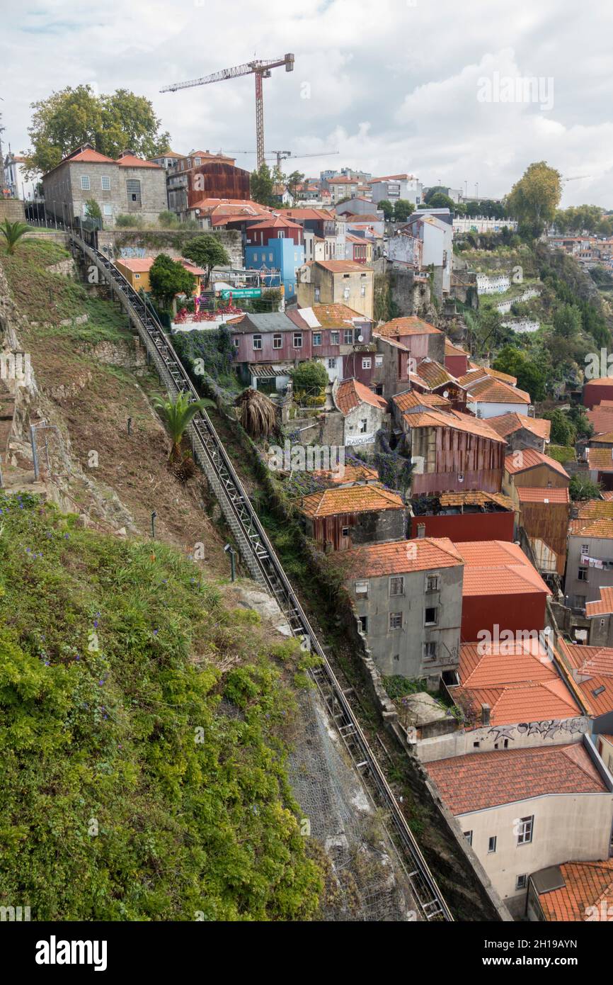 Guindais Funicular, funicular railway passing wall of Freiras, Porto ...