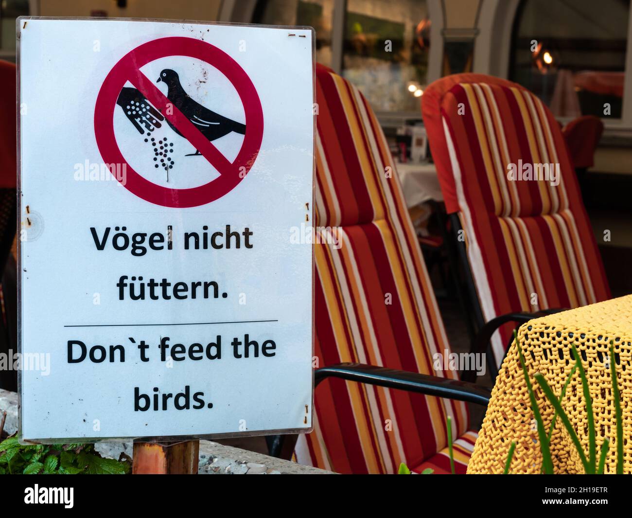 Bird feeding prohibited sign hi-res stock photography and images - Alamy