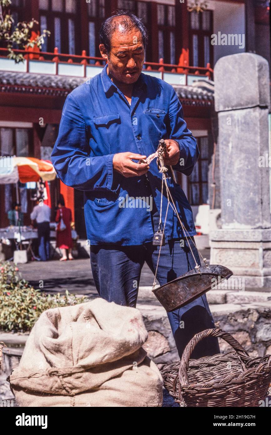 Money vendor asia hi-res stock photography and images - Alamy