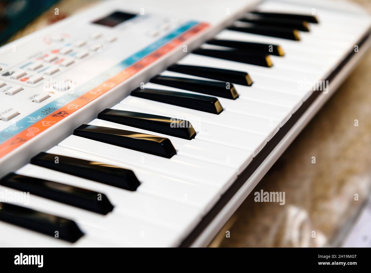 Side view of Yamaha Remie digital keyboard PSS-E30 for kids with ...