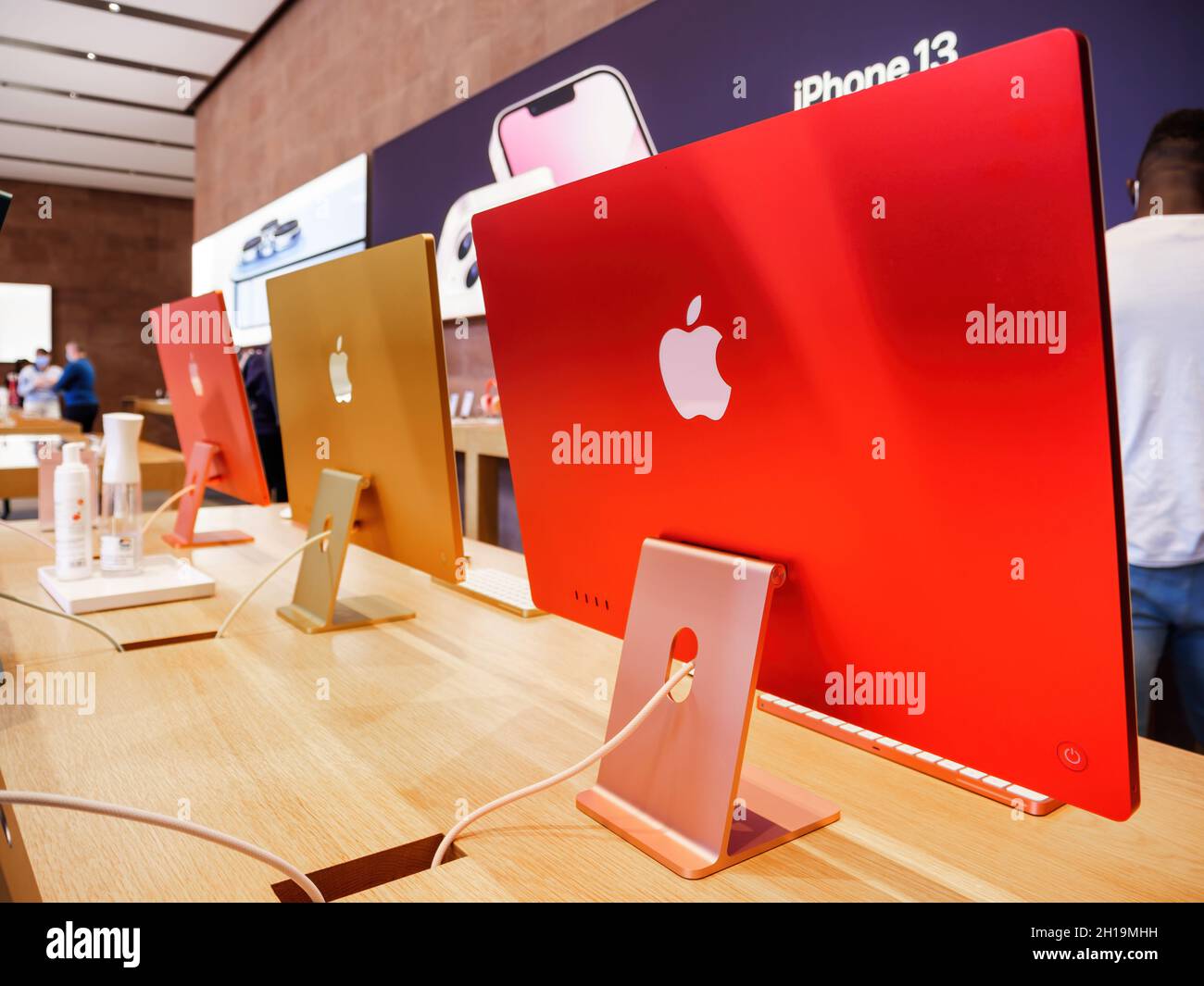 pple logo on the new iMac colorful 2021 versions the all-in-one ...