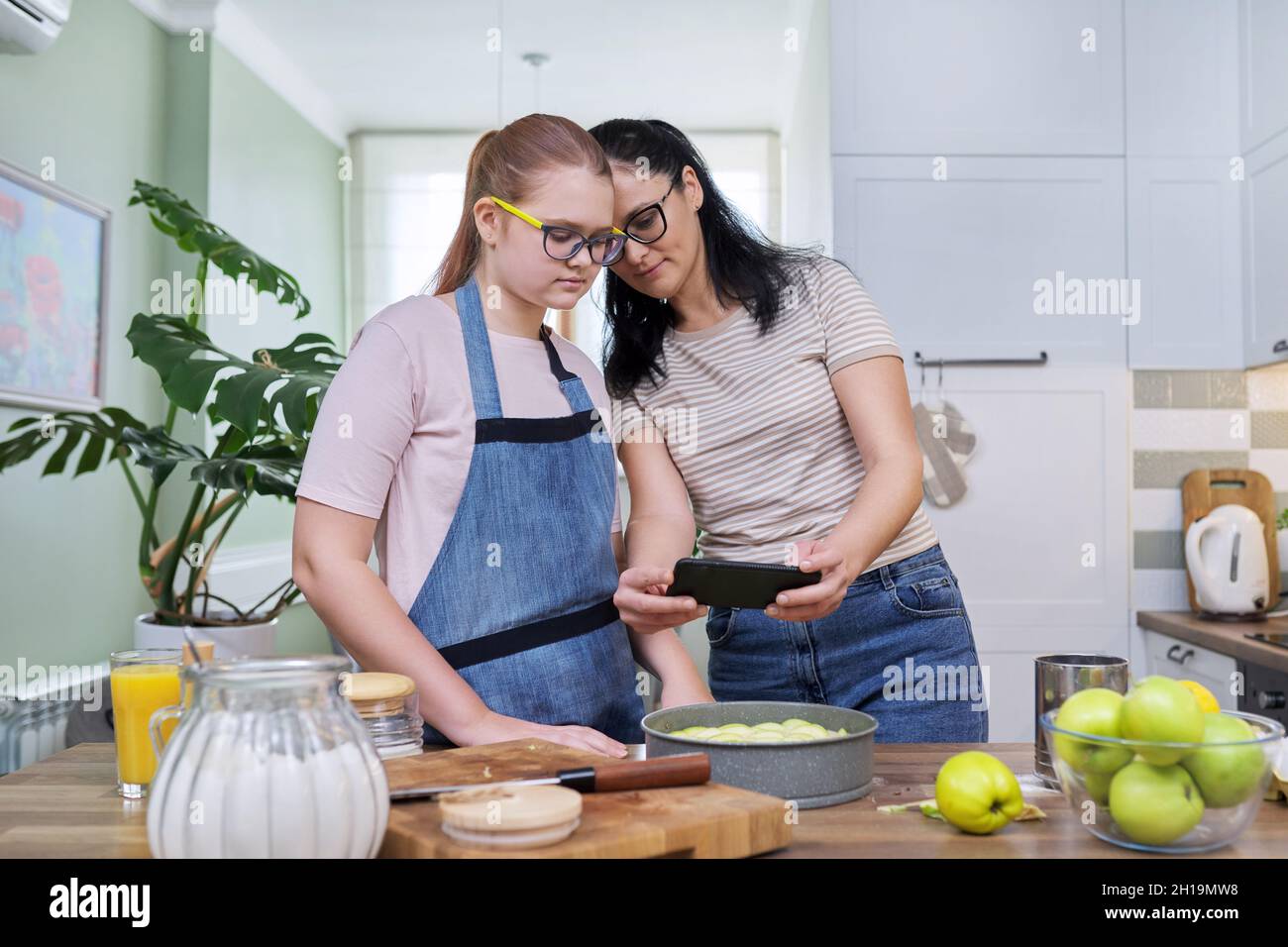 Motherhood and apple pie hi-res stock photography and images - Alamy
