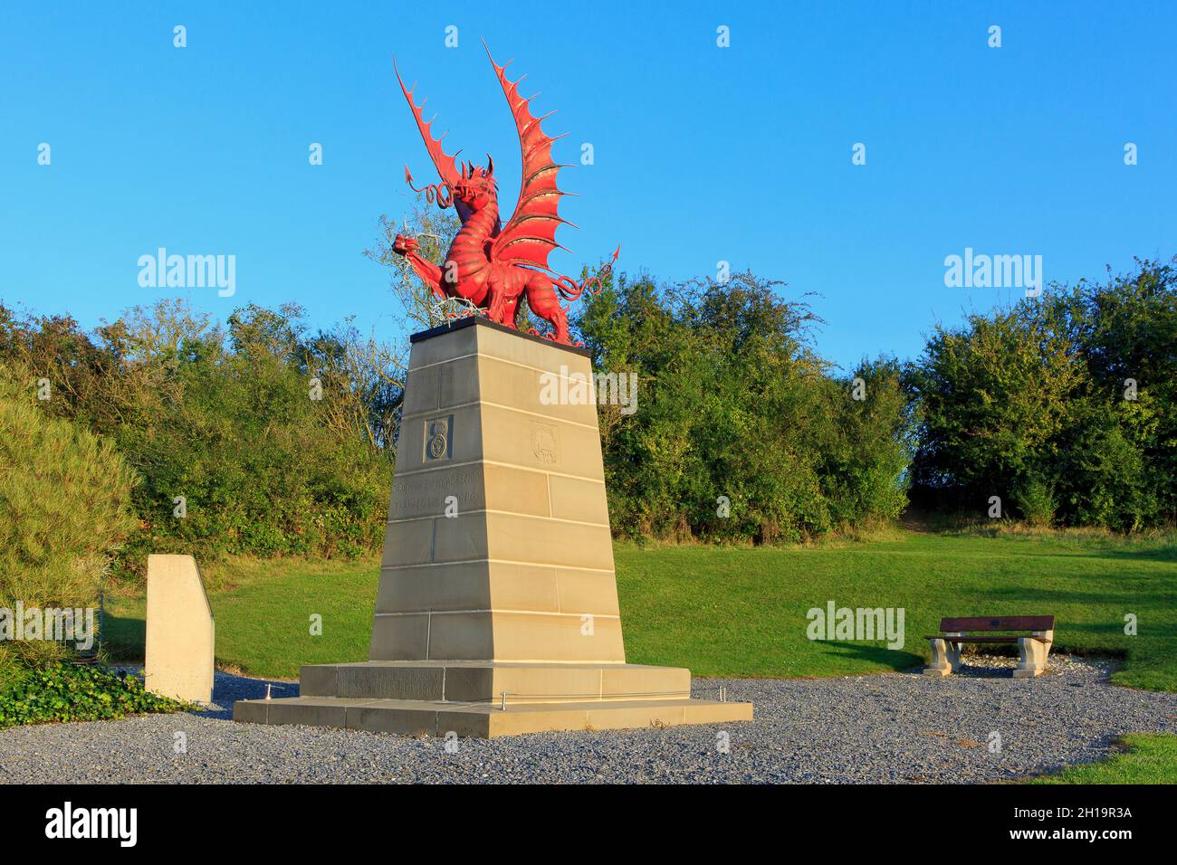 Welsh dragon sculpture hi-res stock photography and images - Alamy
