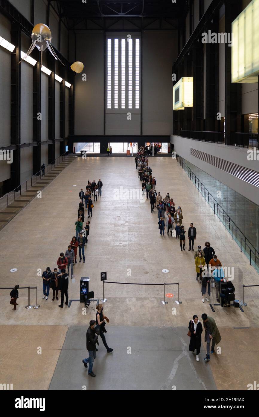 Tate modern turbine hall hi-res stock photography and images - Alamy