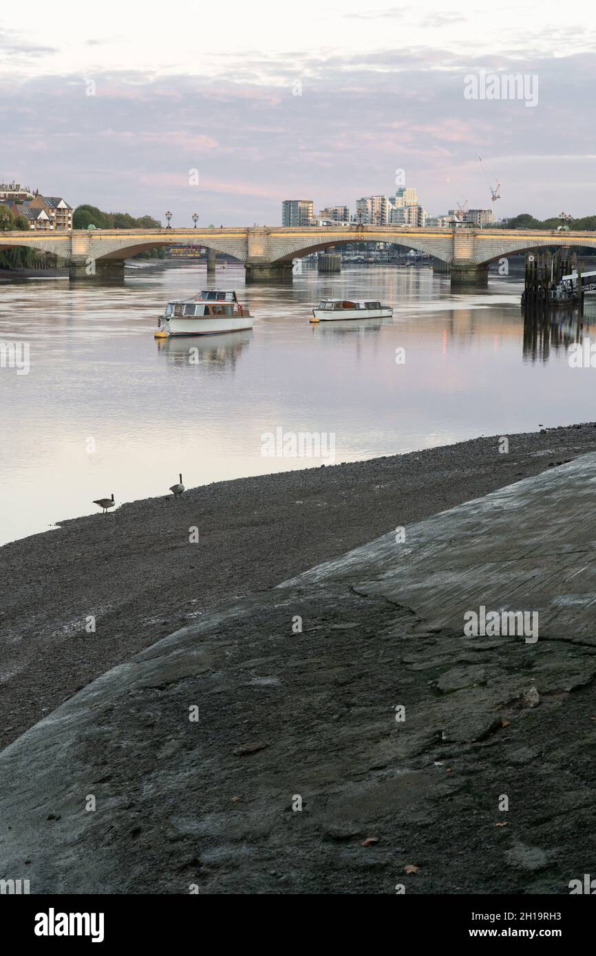 Putney bridge, Putney embankment, river Thames, Wandsworth, London ...