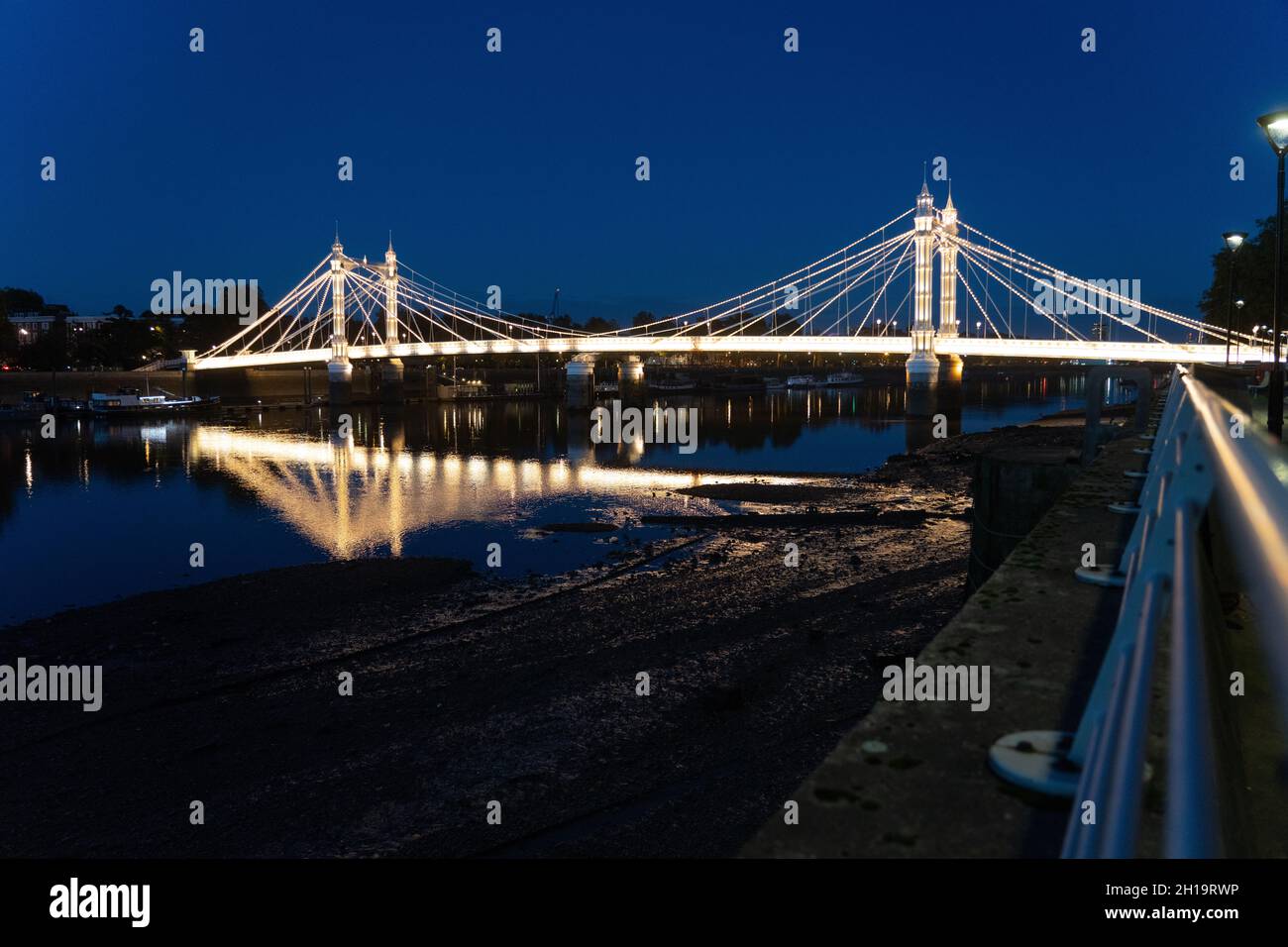 Chelsea bridge, Night time on the river bank of the Thames, London ...