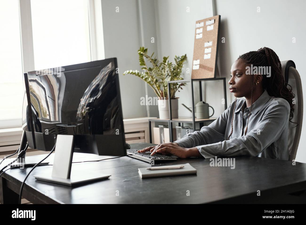 Black ceo at desk hi-res stock photography and images - Alamy