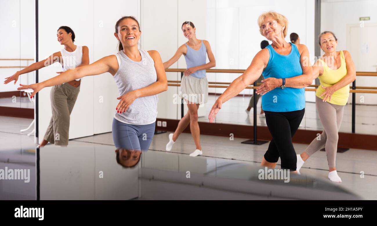 Women performing modern dance hi-res stock photography and images - Alamy