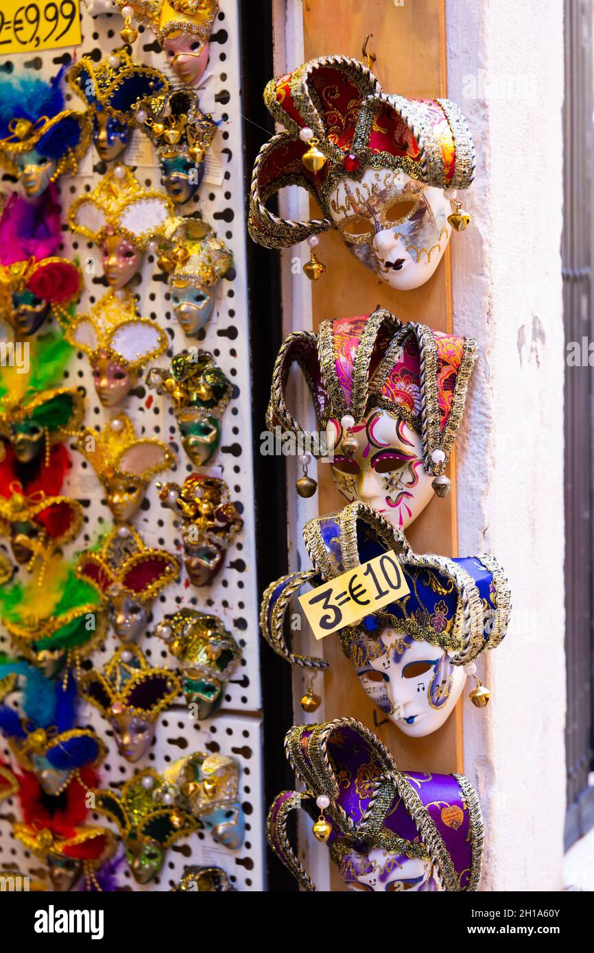 Traditional venician masks on shelves in souvenirs shop in Venice Stock Photo - Alamy