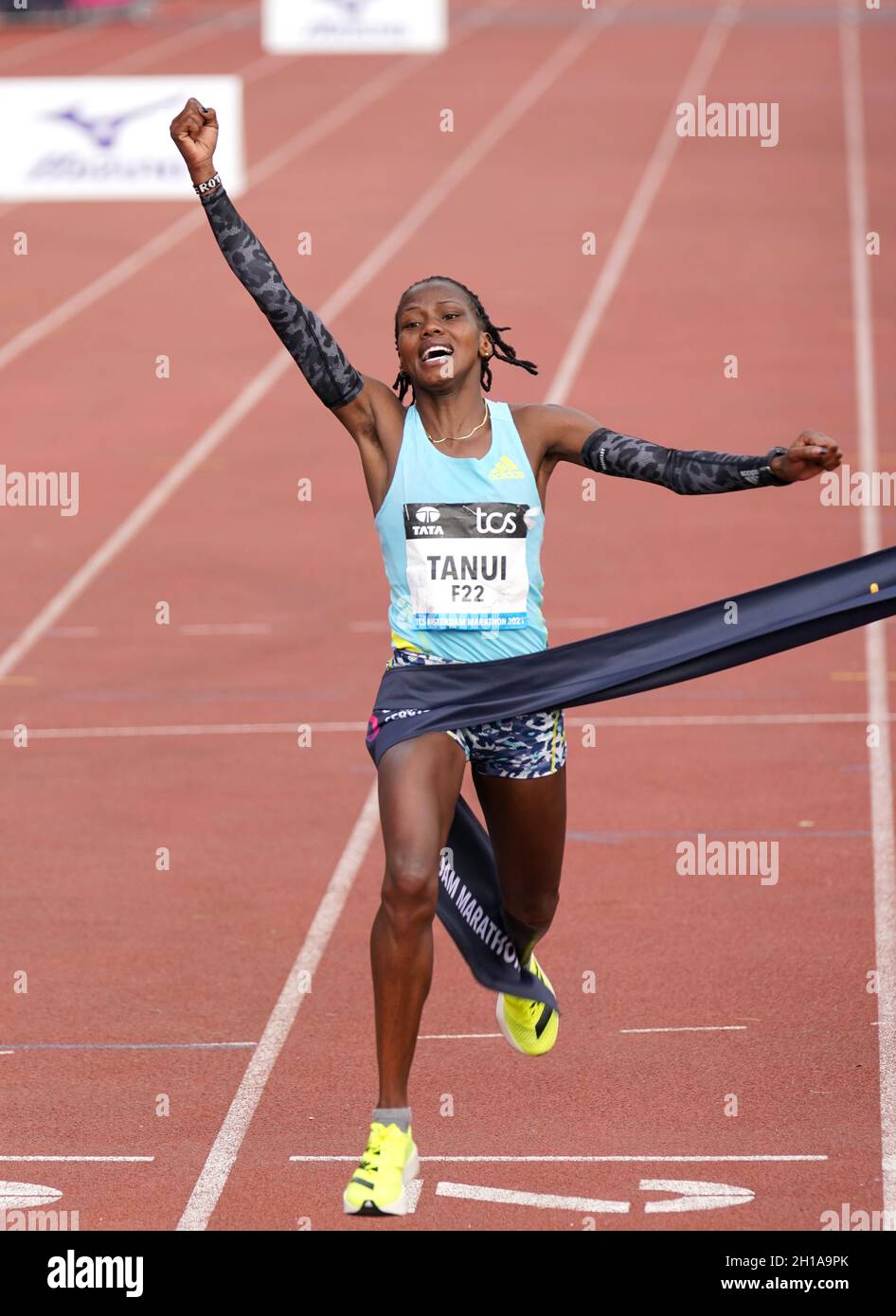 Angela Tanui (KEN) new course record during TCS Amsterdam Marathon 2021 ...
