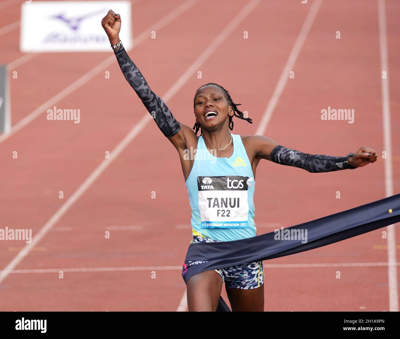 Angela Tanui (KEN) new course record during TCS Amsterdam Marathon 2021 ...