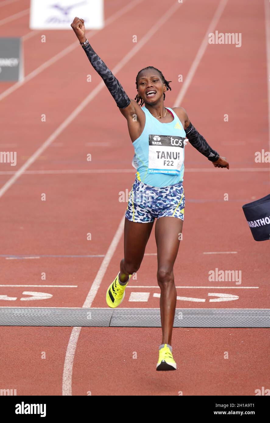 Angela Tanui (KEN) new course record during TCS Amsterdam Marathon 2021 ...