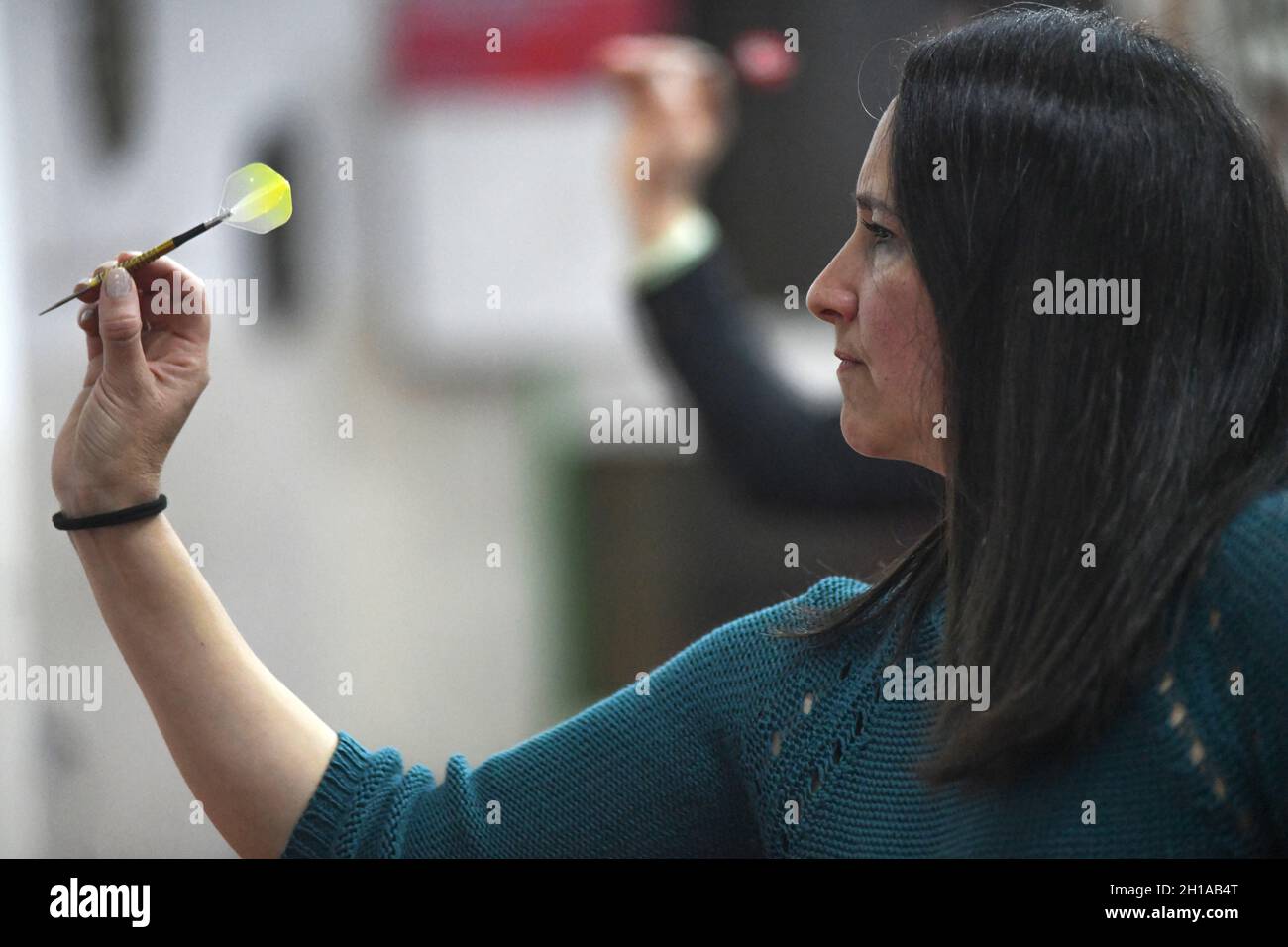 Woman playing darts: Argentinian National Championship Stock Photo - Alamy